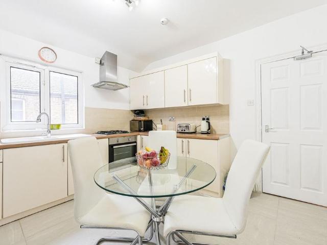 Leahurst Road, Lewisham, London, SE13 2 bed flat to rent £1,800 pcm £415 pw