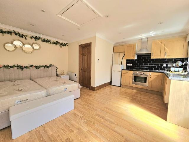 Leamington Road, Southall UB2, Studio to rent, £1,000 pcm | PrimeLocation