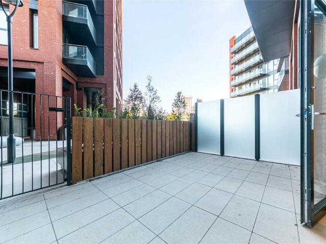 Leamouth Road, London E14 3 bed flat to rent £3,750 pcm £865 pw
