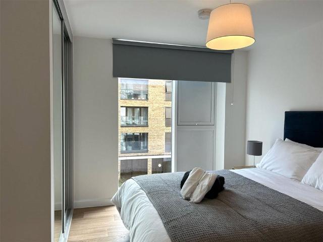 Leaping Birds Rise, Walton on Thames. 2 bed flat to rent £5,440 pcm £1,255 pw