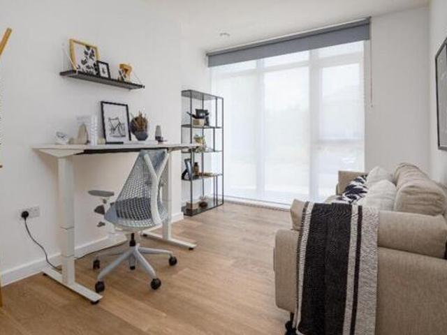 Leaping Birds Rise, Walton on thames, 2 Bedroom Apartment
