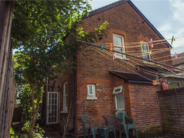 Leas Road, Guildford, Surrey, GU1 5 bed semi detached house to rent £4,000 pcm £923 pw