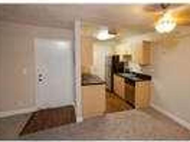Lease Spacious 1+1. Approx 605 sf of Living Space!