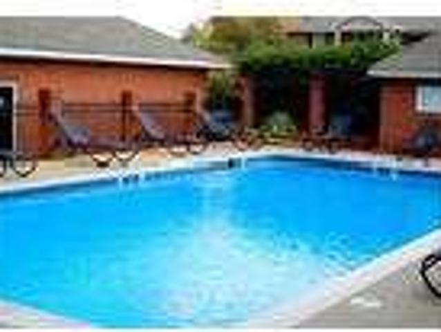 Lease Spacious 1+1. Approx 850 sf of Living Space. Pet OK!