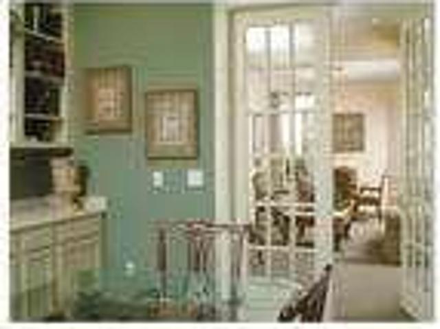 Lease Spacious 1+1. Approx 933 sf of Living Space!