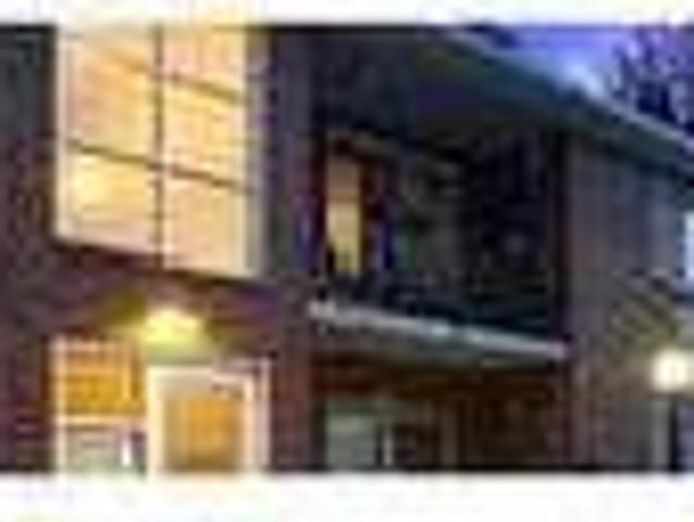 Lease Spacious 2+1. Approx 900 sf of Living Space. Pet OK!