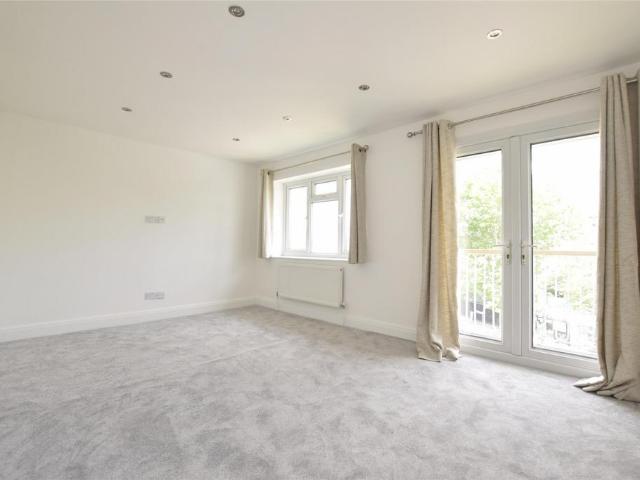 Lebanon Gardens, LONDON SW18 2 bed apartment to rent £2,100 pcm £485 pw