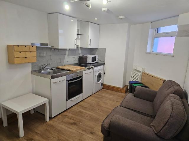 Leckwith Road, Cardiff CF11, 1 bed flat to rent, £725 pcm | PrimeLocation