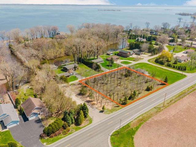 Lee Harbor Ln, Oshkosh, WI 54902
