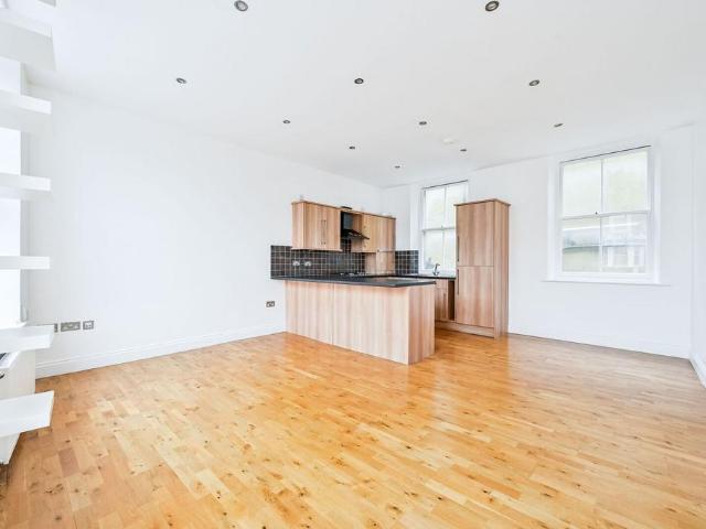 Lee High Road, Hither Green, London. 2 bed flat to rent £1,900 pcm £438 pw