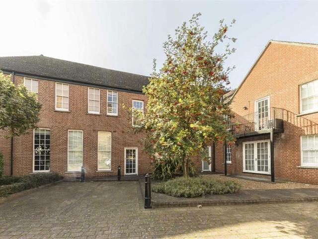 Lee High Road, London SE12 2 bed flat to rent £1,900 pcm £438 pw