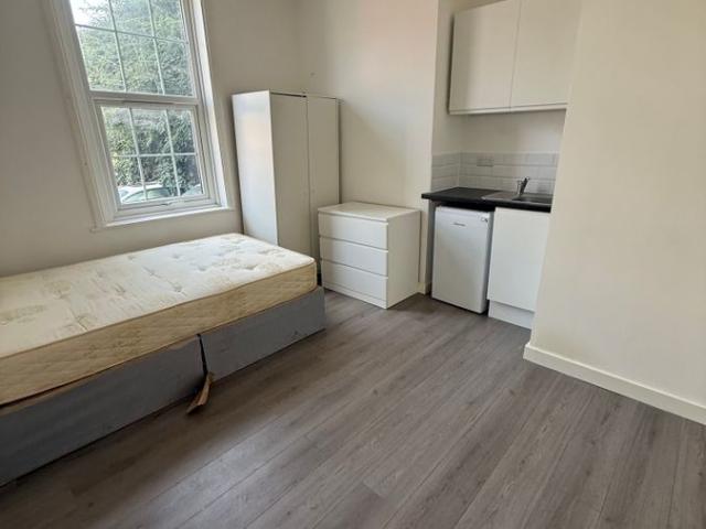 Lee High Road, London SE13, Studio to rent, £950 pcm | PrimeLocation
