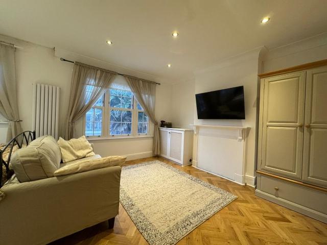 Lee, London SE13, Room to rent, £1,000 pcm | PrimeLocation
