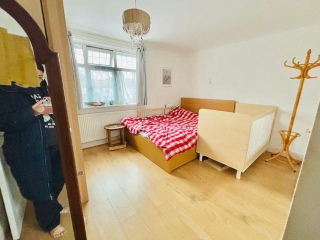 Lee Road, Greenford, Perivale UB6, Room to rent, £850 pcm | PrimeLocation