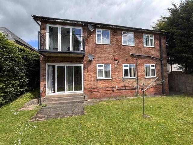 Leeds LS17 2 bed flat to rent £1,050 pcm £242 pw