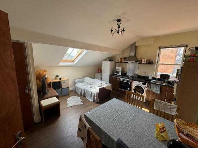 Leeds LS2 4 bed flat to rent £2,340 pcm £540 pw