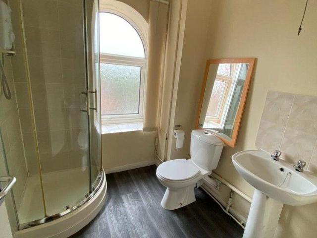 Leeds LS2 4 bed semi detached house to rent £1,959 pcm £452 pw