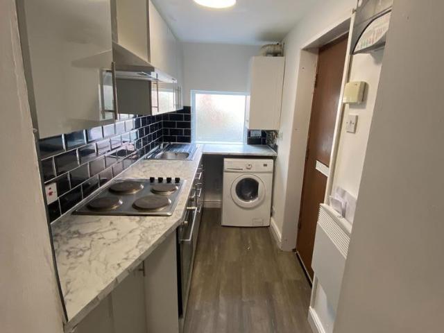 Leeds LS6 2 bed flat to rent £1,000 pcm £231 pw