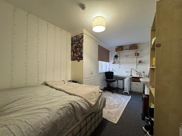 Leeds LS6 8 bed flat to rent £4,437 pcm £1,024 pw