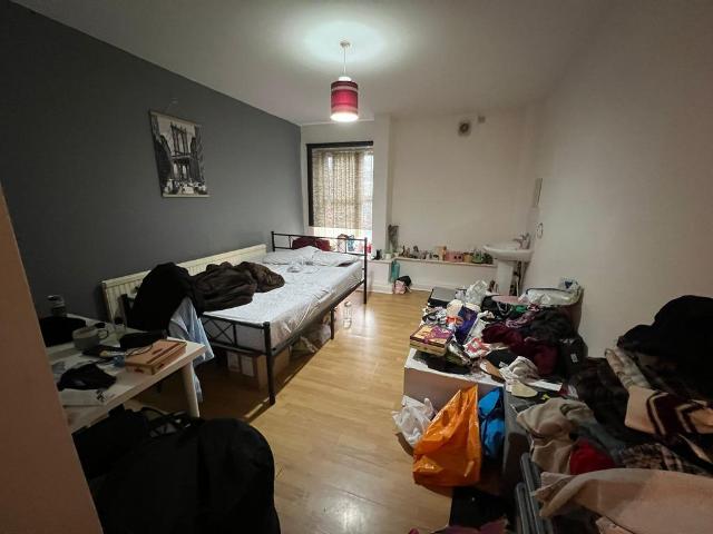 Leeds LS7 4 bed semi detached house to rent £1,647 pcm £380 pw