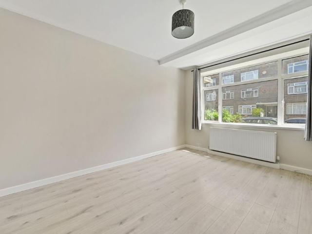 Leeland Way, London, NW10 2 bed ground floor flat to rent £1,750 pcm £404 pw