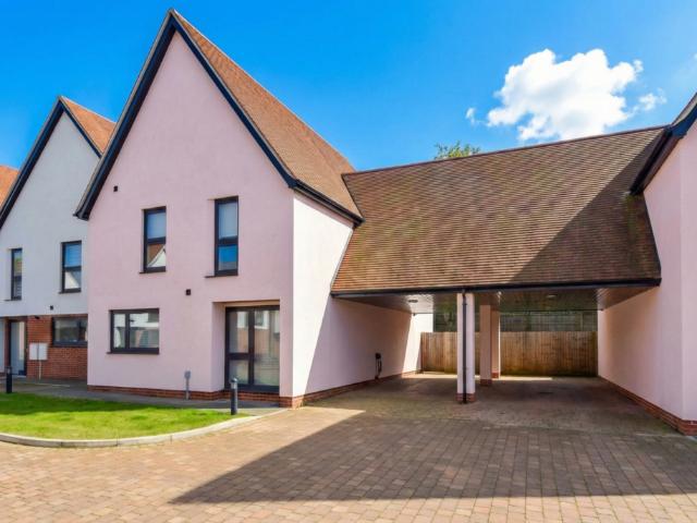 Lees Close, Dunmow CM6 2 bed apartment to rent £1,600 pcm £369 pw