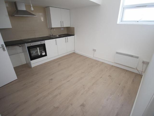 Lees Parade, Uxbridge Road, UB10 1 bed flat to rent £1,000 pcm £231 pw