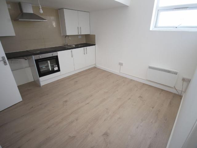 Lees Parade, Uxbridge Road UB10, 1 bed flat to rent, £1,000 pcm | PrimeLocation