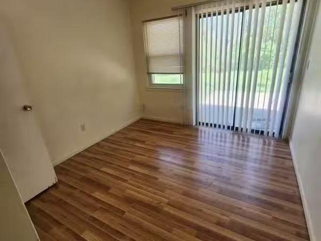 Lees Summit, MO Town House $1,000.00 Available April 2024.