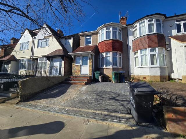 Leeside Crescent, NW11 3 bed semi detached house to rent £3,300 pcm £762 pw