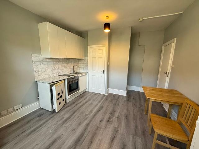 Leeside Crescent, London NW11, Studio to rent, £1,300 pcm | PrimeLocation