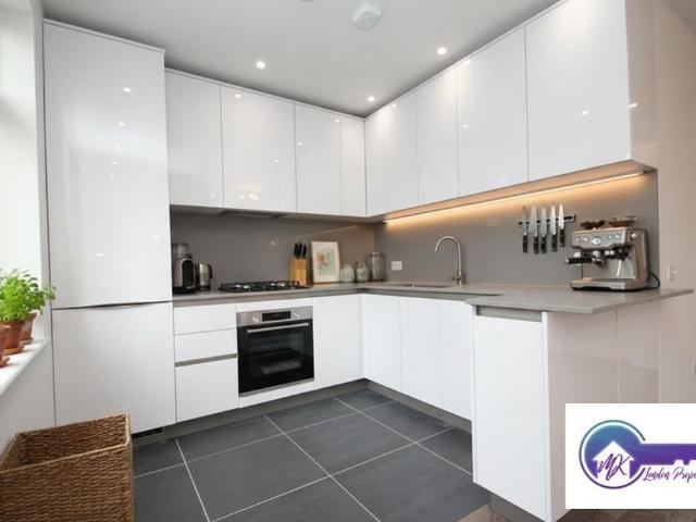 Leeside Crescent, London NW11, 3 bed flat to rent, £2,899 pcm | PrimeLocation