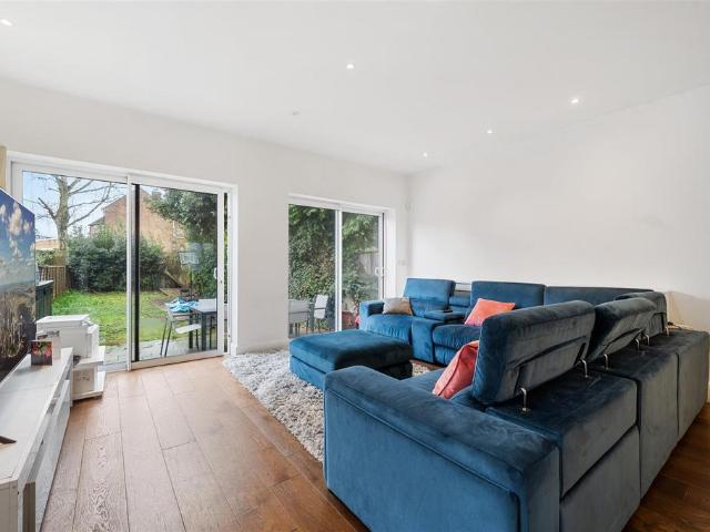 Leeside Crescent, Temple Fortune. 5 bed house to rent £4,250 pcm £981 pw