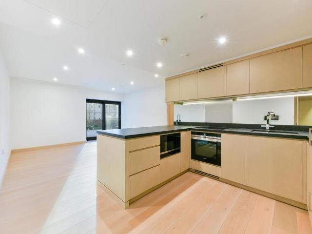 Legacy Building, Embassy Gardnes. 2 bed apartment to rent £3,900 pcm £900 pw