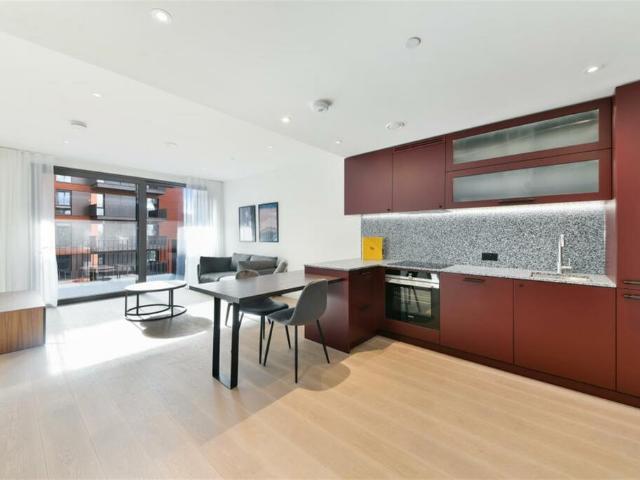 Legacy Building, Viaduct Gardens, SW11 1 bed apartment to rent £3,500 pcm £808 pw