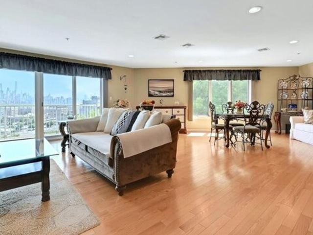 Legend Hills Dr, Edgewater, Condo For Sale