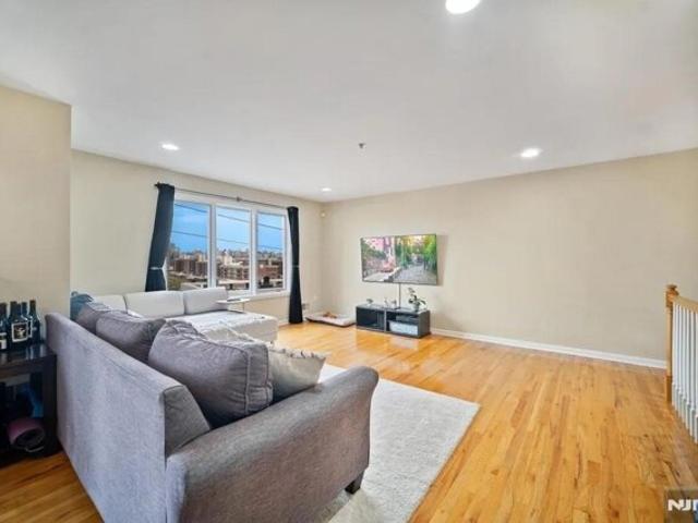 Legend Hills Dr, Edgewater, Condo For Sale
