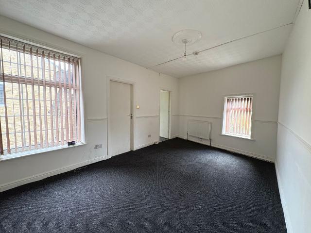 Legrams Lane, Bradford BD7, 3 bed flat to rent, £850 pcm | PrimeLocation
