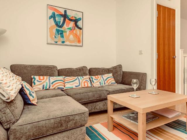 Leith Central EH6, 1 bed flat to rent, £4,192 pcm | PrimeLocation