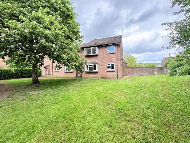 Leigh Gardens, Wimborne 2 bed flat to rent £1,150 pcm £265 pw