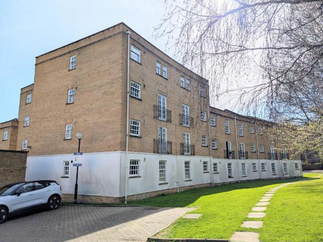 Leigh Hunt Drive, Southgate, N14 2 bed flat to rent £1,850 pcm £427 pw