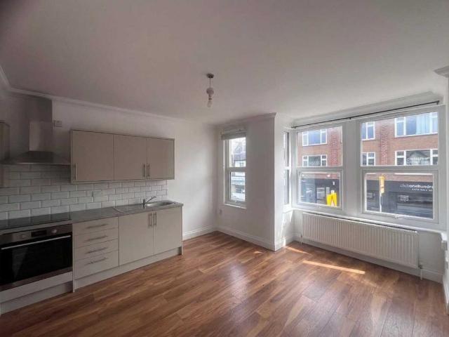Leigh on Sea SS9 2 bed apartment to rent £1,295 pcm £299 pw