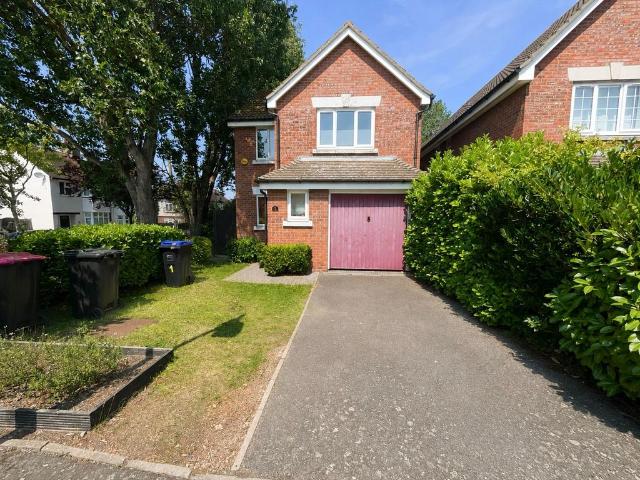 Leigh on Sea SS9 3 bed detached house to rent £2,288 pcm £528 pw