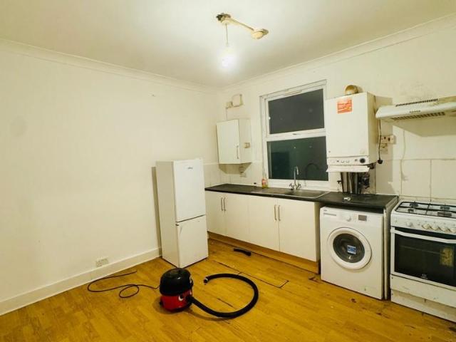 Leigh Road,E6 2AS 2 bed apartment to rent £1,900 pcm £438 pw