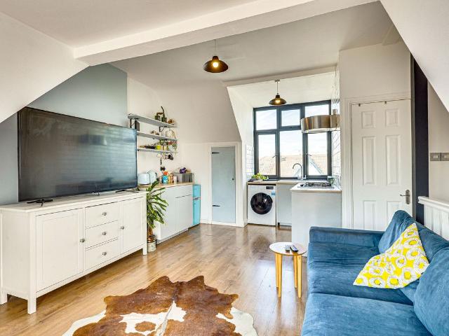 Leigh Road, Leigh On Sea SS9, 1 bed flat to rent, £1,200 pcm | PrimeLocation