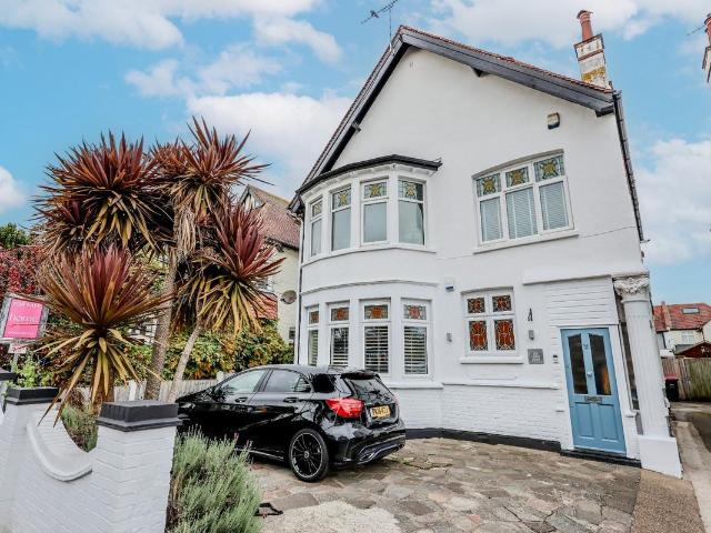 Leigh Road, Leigh On Sea SS9, 2 bed flat to rent, £1,650 pcm | PrimeLocation