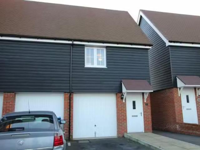 Leigh Road Sittingbourne Kent 2 bed maisonette to rent £1,10.