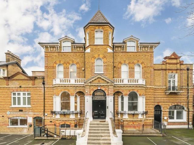 Leigham Court Road, London SW16 2 bed flat to rent £2,350 pcm £542 pw