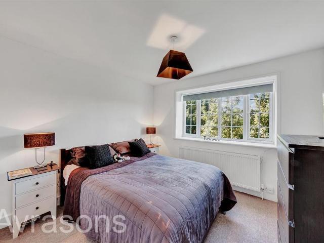 Leigham Court Road, Streatham, London 3 bed flat to rent £2,750 pcm £635 pw