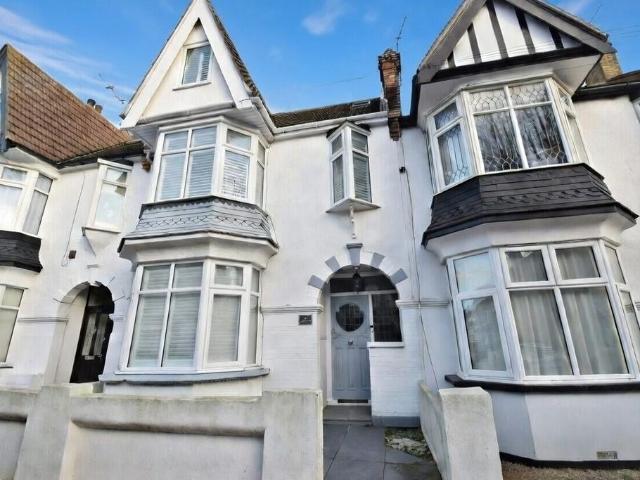 Leighton Avenue, Leigh on Sea 5 bed terraced house to rent £2,395 pcm £553 pw